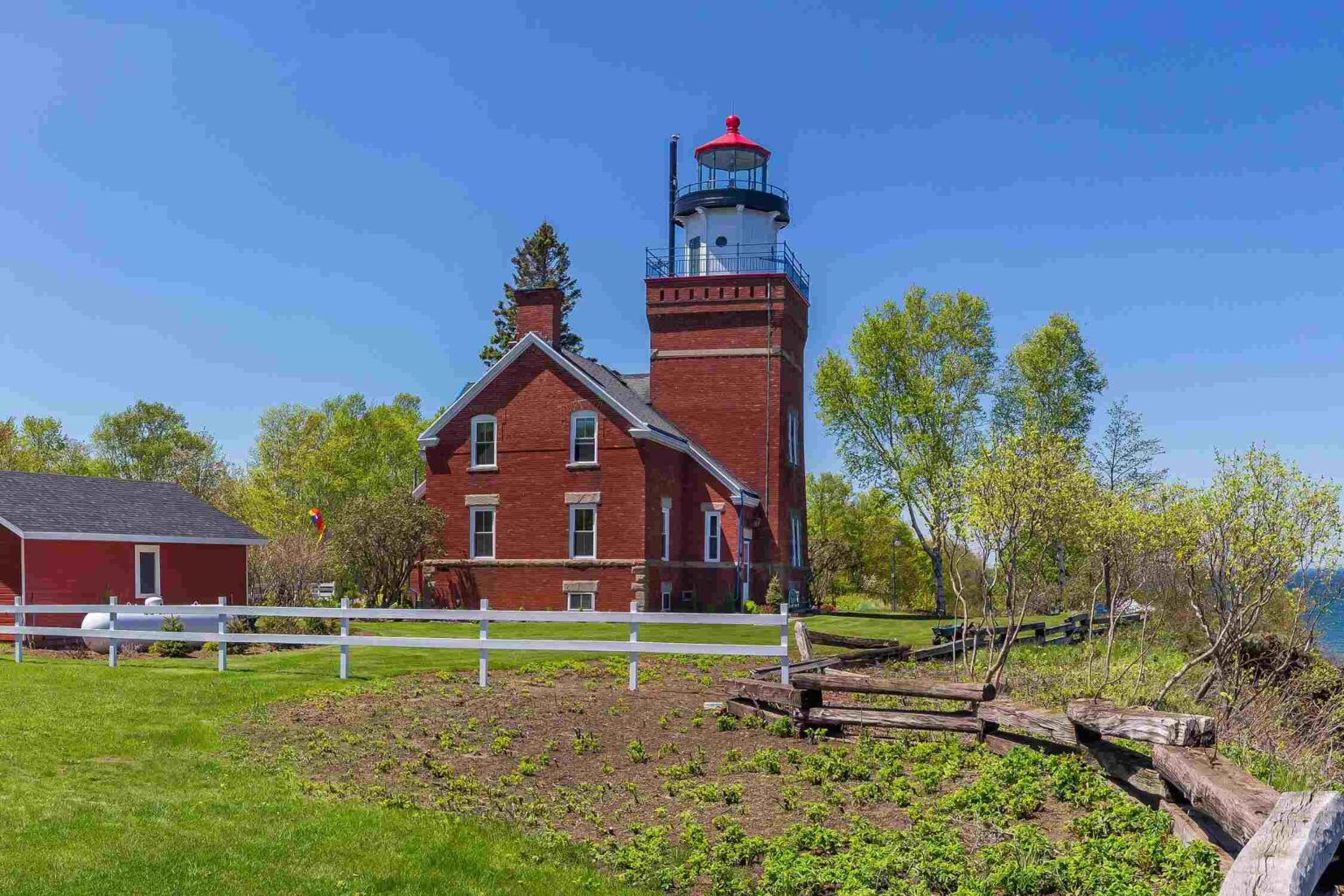 21 BEAUTIFUL Michigan Lighthouses To Visit One Day