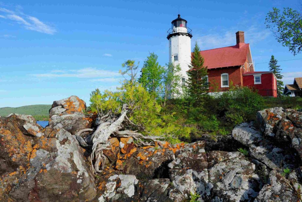 21 BEAUTIFUL Michigan Lighthouses To Visit One Day