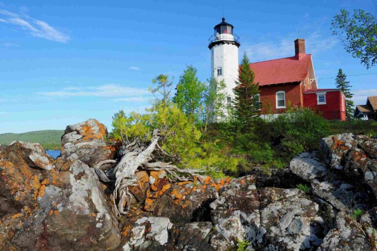 21 BEAUTIFUL Michigan Lighthouses To Visit One Day