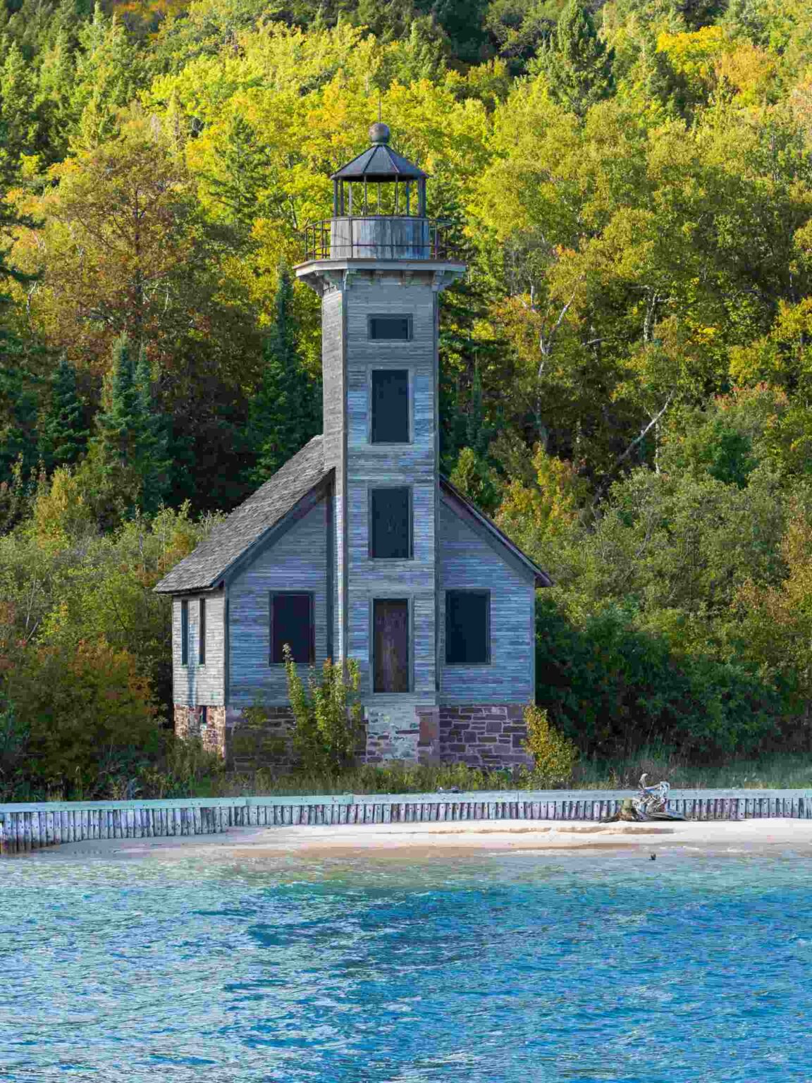 21 BEAUTIFUL Michigan Lighthouses To Visit One Day