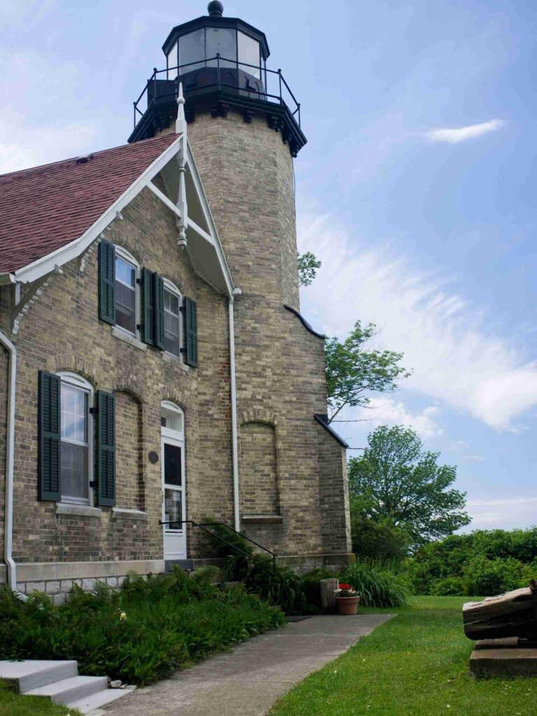21 BEAUTIFUL Michigan Lighthouses To Visit One Day