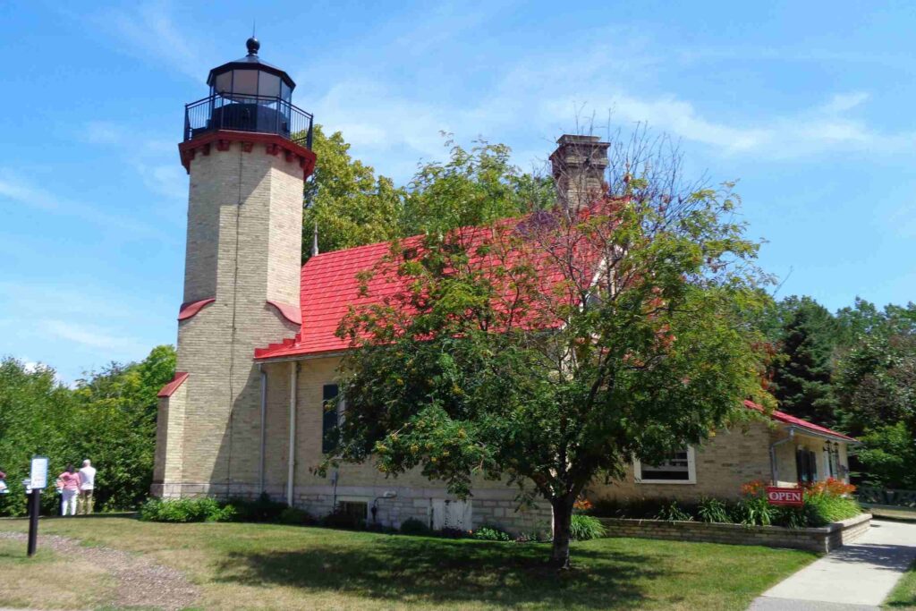 21 BEAUTIFUL Michigan Lighthouses To Visit One Day