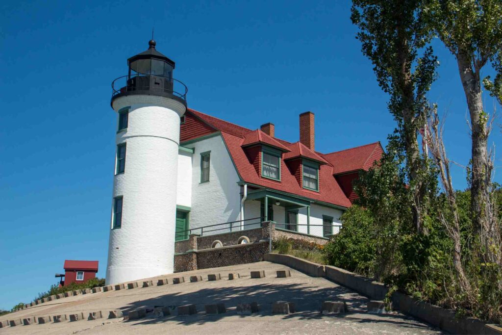 21 BEAUTIFUL Michigan Lighthouses To Visit One Day