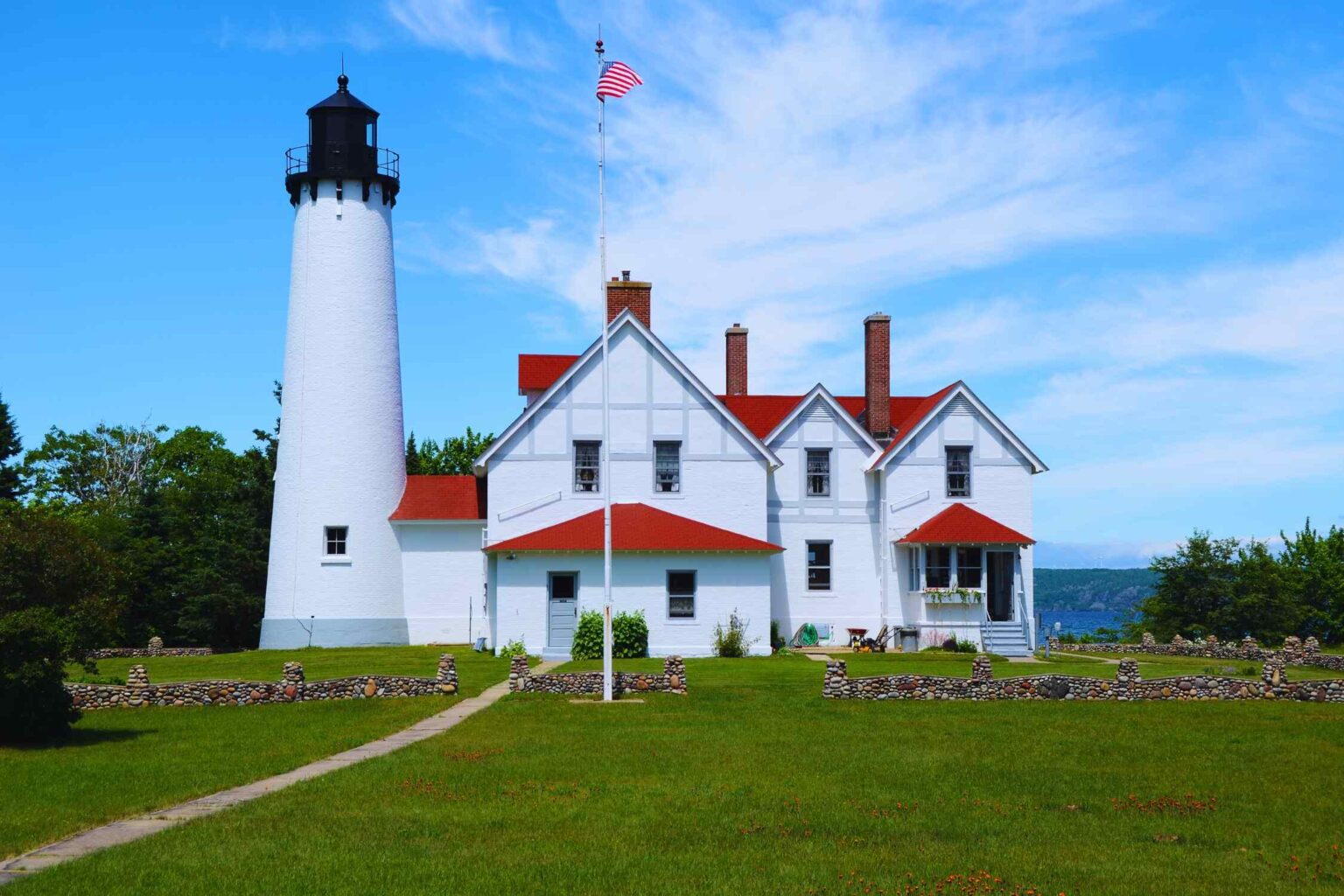 21 BEAUTIFUL Michigan Lighthouses To Visit One Day