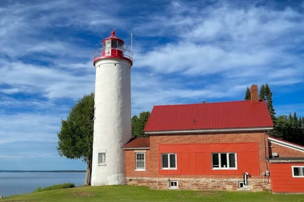 21 BEAUTIFUL Michigan Lighthouses To Visit One Day