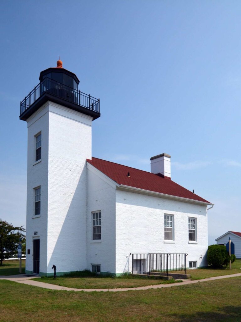 21 BEAUTIFUL Michigan Lighthouses To Visit One Day