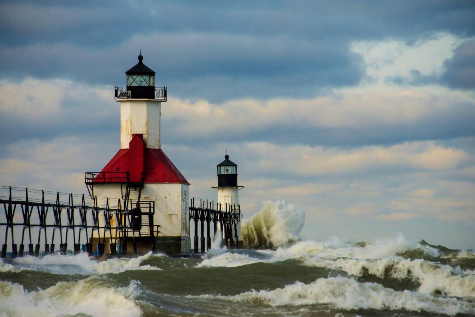 21 BEAUTIFUL Michigan Lighthouses To Visit One Day