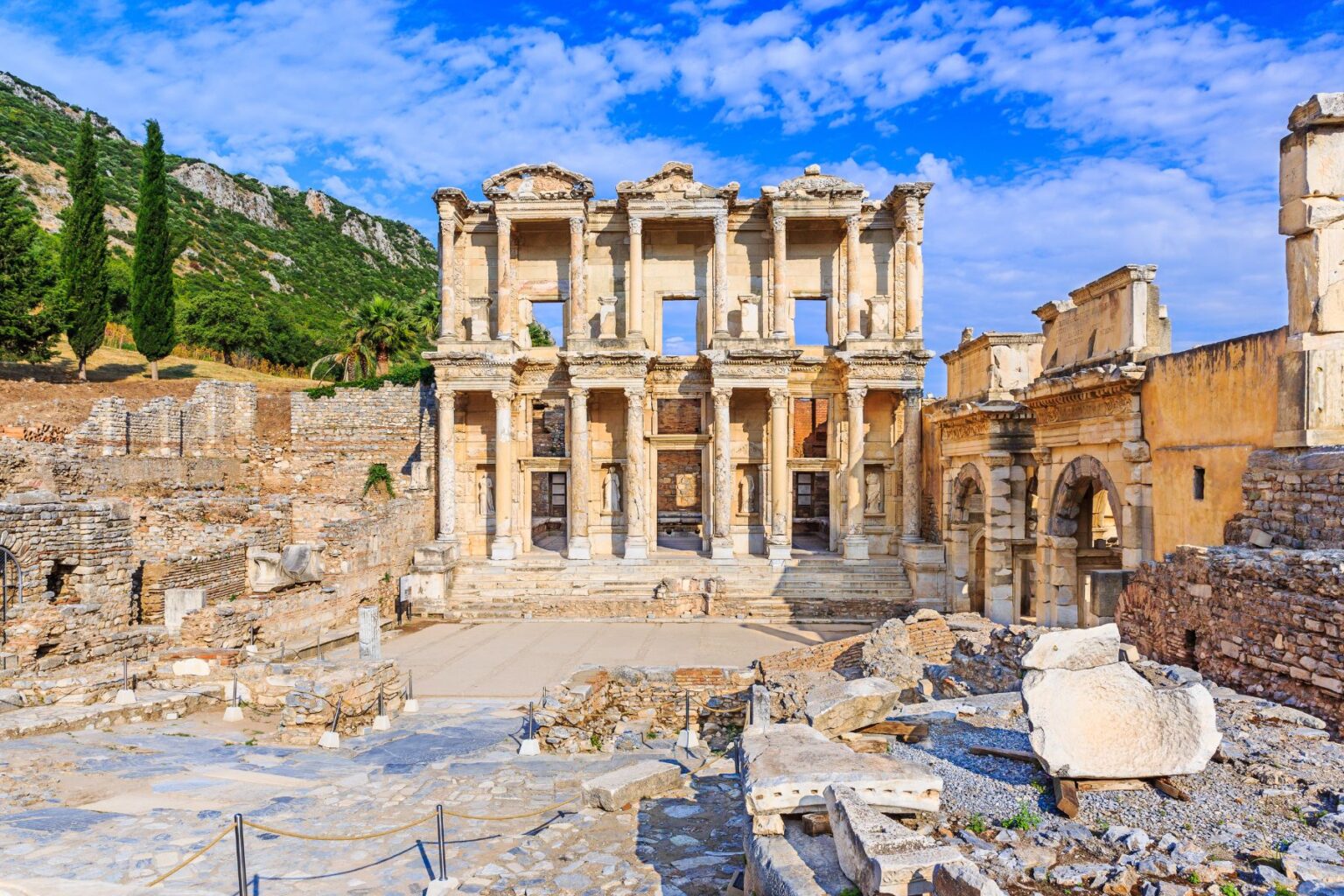 40 FAMOUS Ancient Ruins & Landmarks In The World