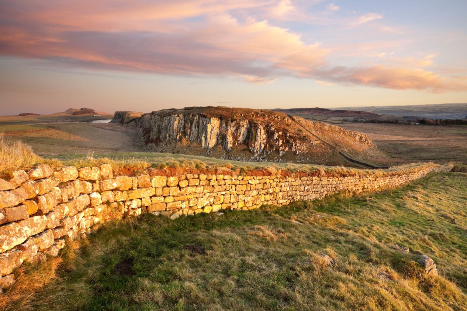 40 FAMOUS Ancient Ruins & Landmarks In The World